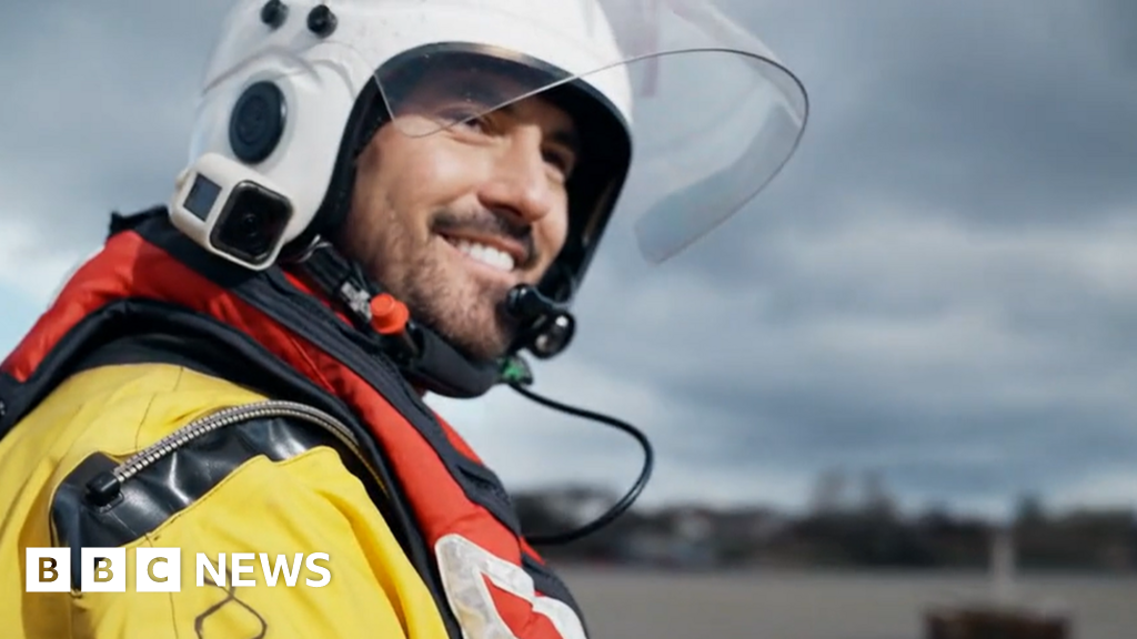 RNLI: 'The Thames is incredibly challenging' - BBC News