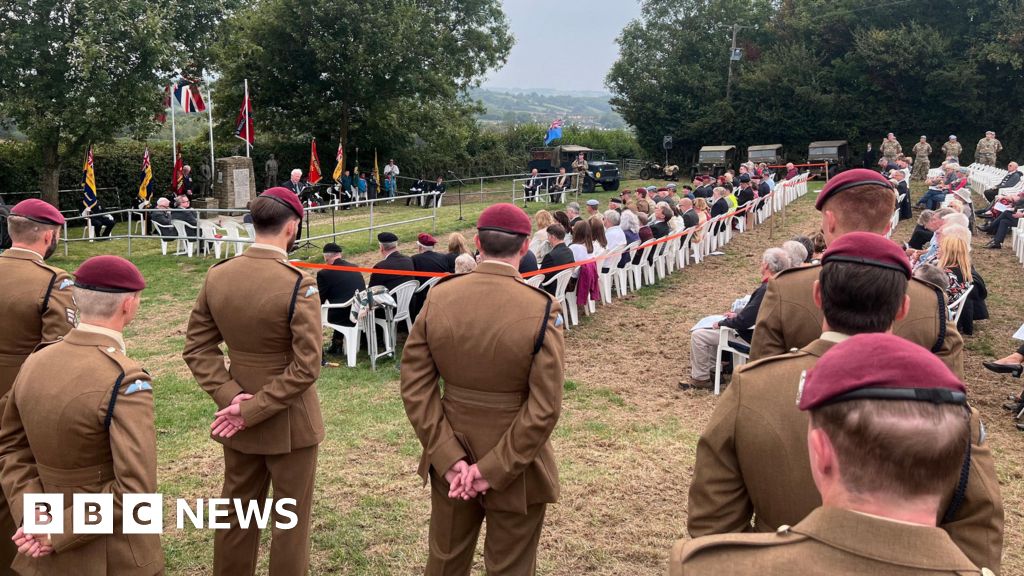 Paulton glider crash victims remembered on 80th anniversary - BBC News