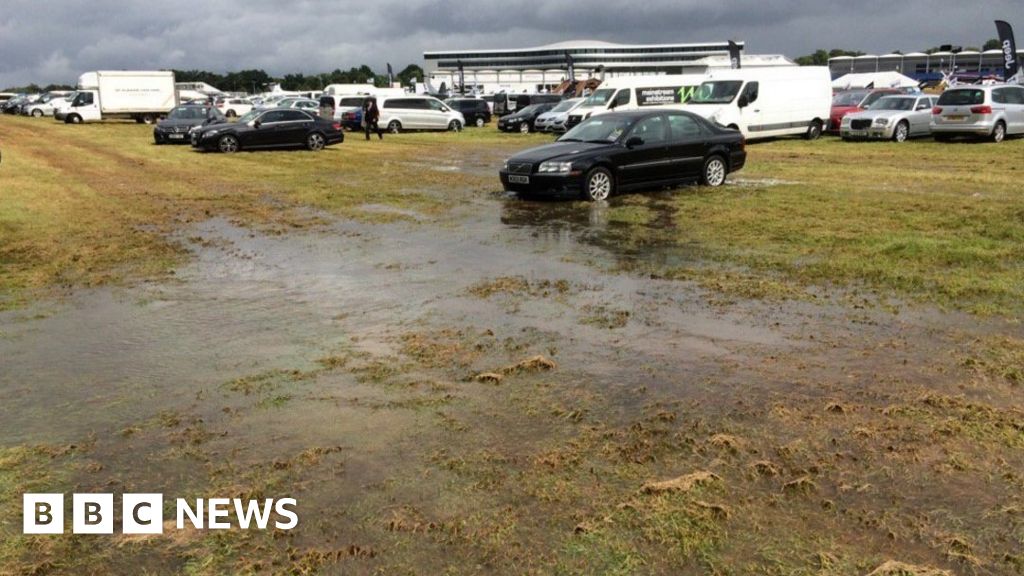 Farnborough International Air Show evacuated after heavy rain - BBC News