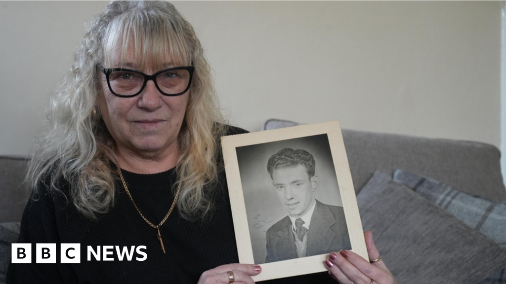 Trust apology over four-hour ambulance wait for 90-year-old man - BBC News