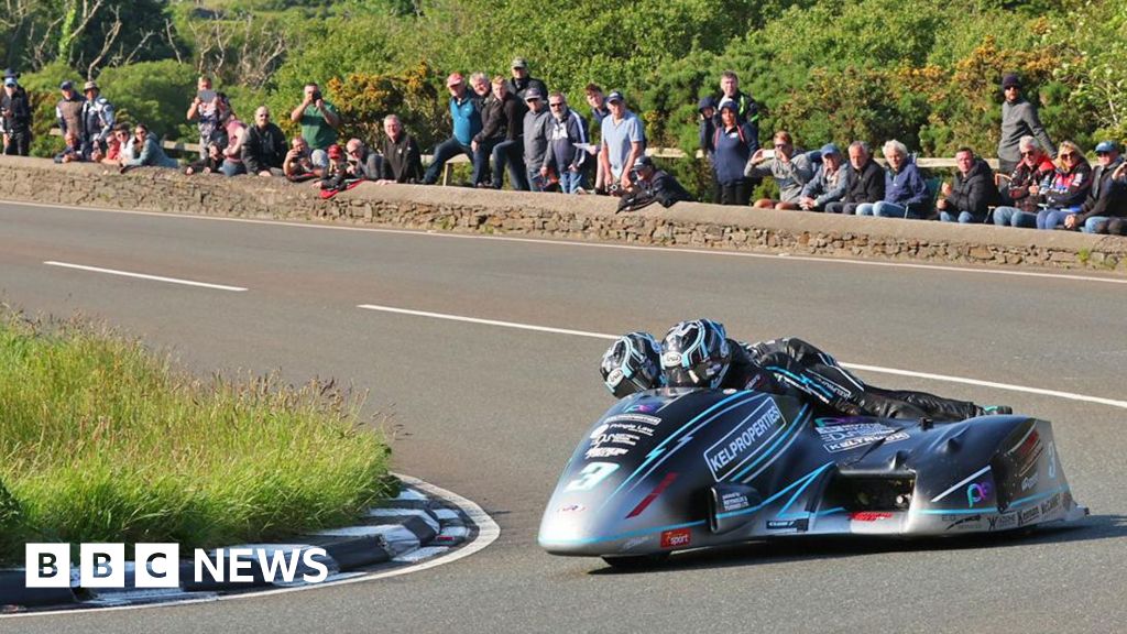 Isle of Man TT: Crowe brothers storm to debut sidecar race win - BBC News