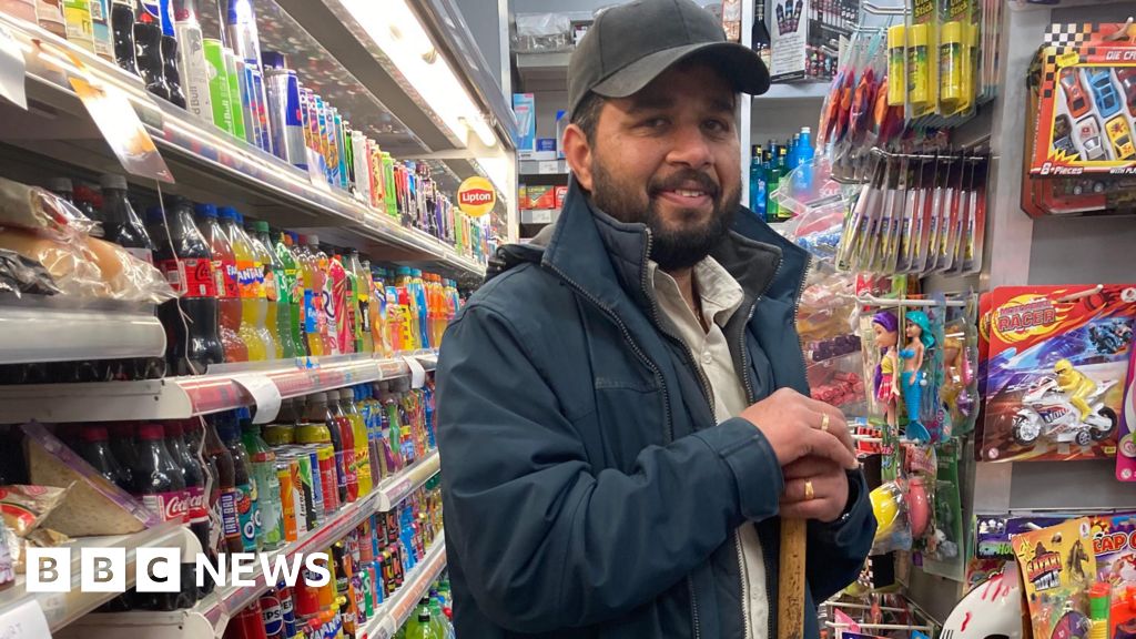 Derby shopkeeper fought off knife robber with stick - BBC News