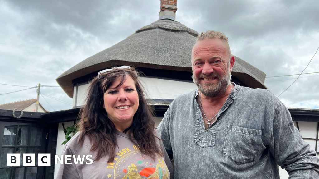 England v Netherlands: The Essex island with split loyalties - BBC News