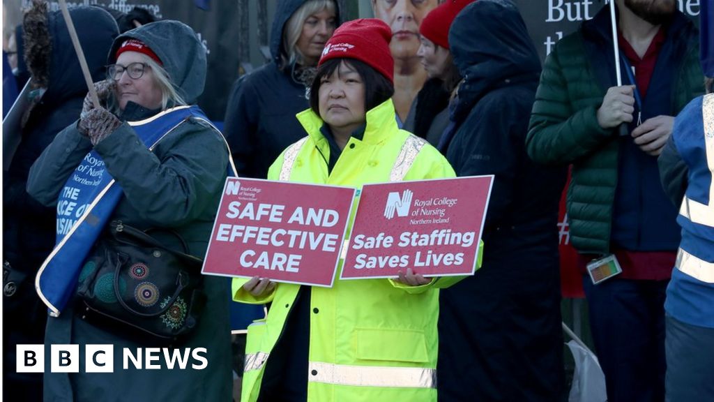 Health strike: RCN nurses in second day's strike - BBC News