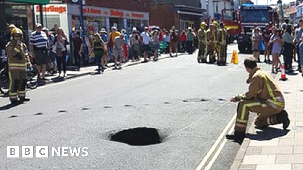Sinkhole opens up on Sheringham High Street - BBC News