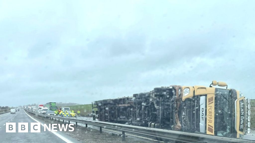 M74 closed after lorry overturns - BBC News