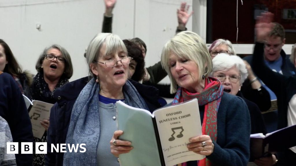 Oxford Tuneless Choir: 'Singing like no-one's listening' - BBC News