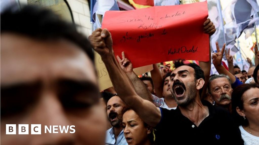 Suruc massacre: Anger at government as Turkey mourns - BBC News