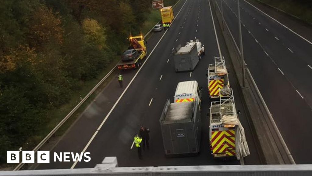 M2 reopens following man's death near Sandyknowes - BBC News