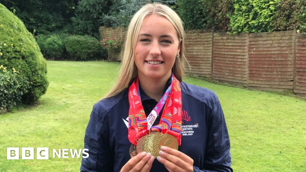 Swimmer Ellie McCartney targets Olympics after Commonwealth gold - BBC News