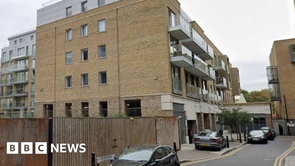 Murder arrest over Tower Hamlets stabbing - BBC News