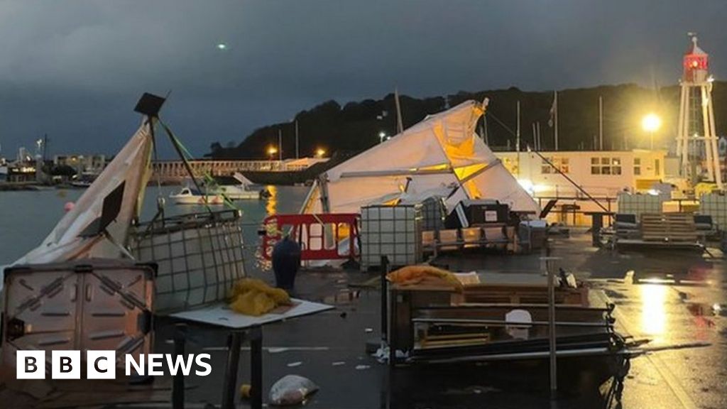 One person in hospital in Guernsey after storms - BBC News