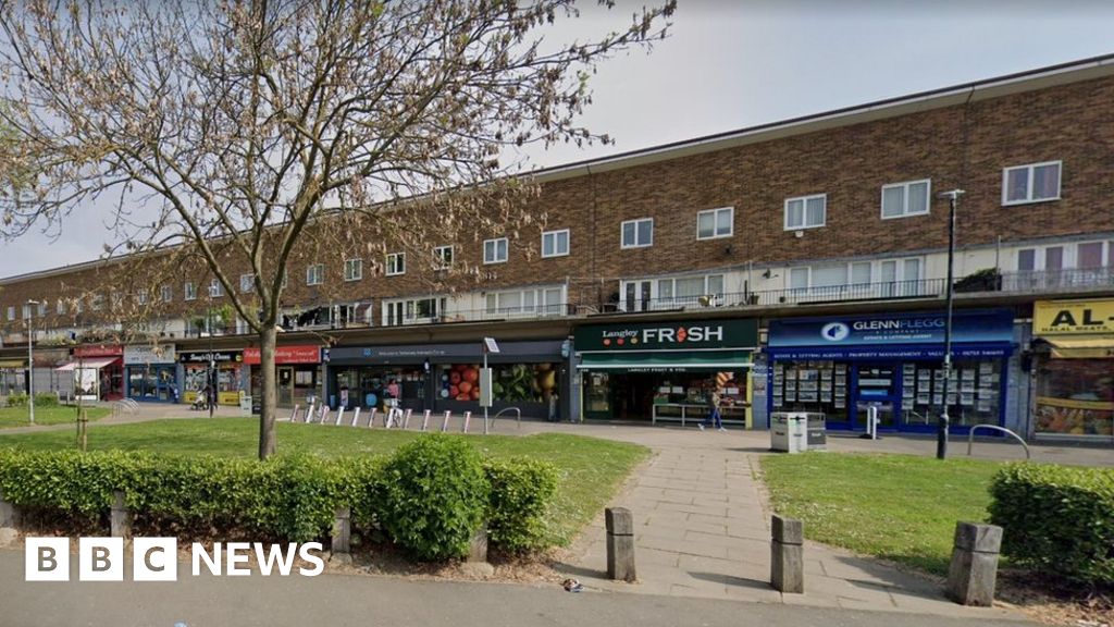 Slough murder inquiry: Two teens bailed over stabbing - BBC News