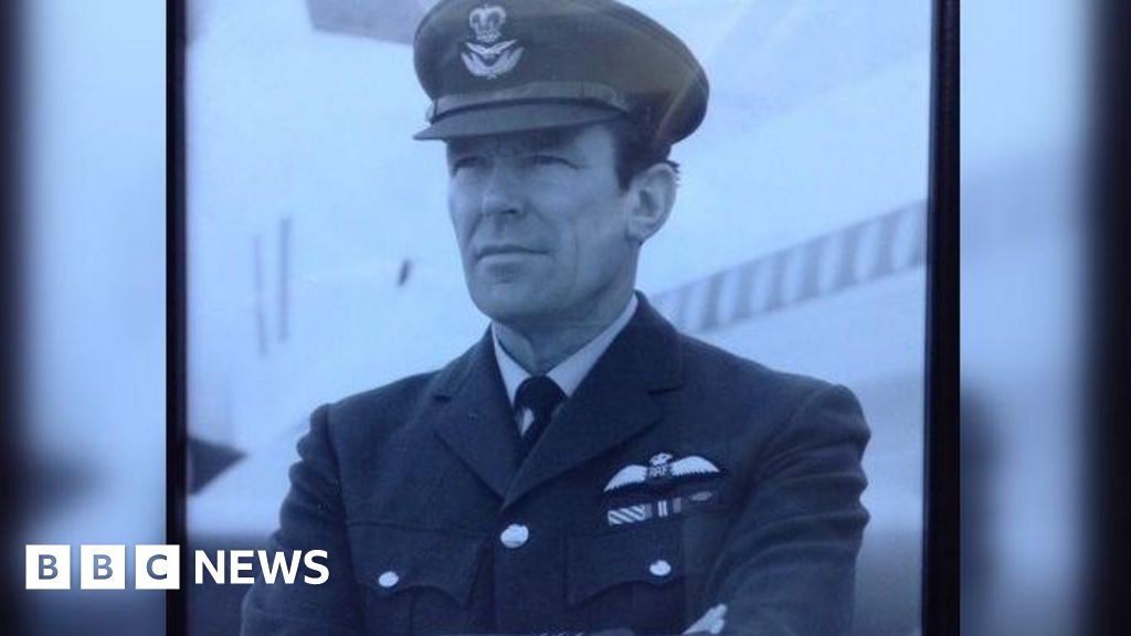 Pilot's royal gifts sell for £10k at auction in Kent