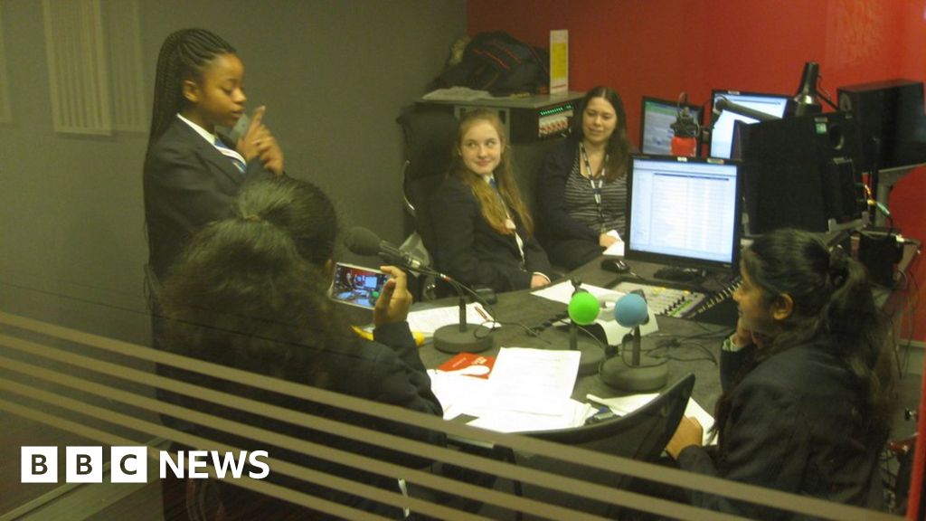 School Reporters learn technical skills - BBC News