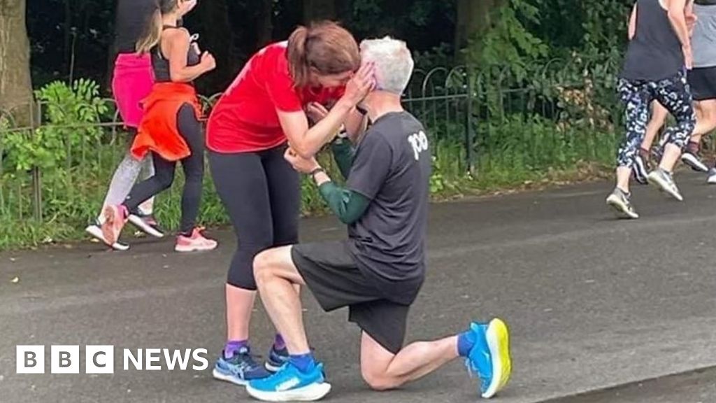 Marathon runners get engaged on Manchester Parkrun - BBC News