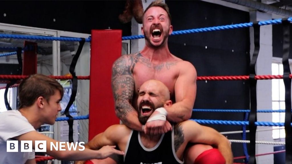 Cheltenham postman turned professional wrestler - BBC News