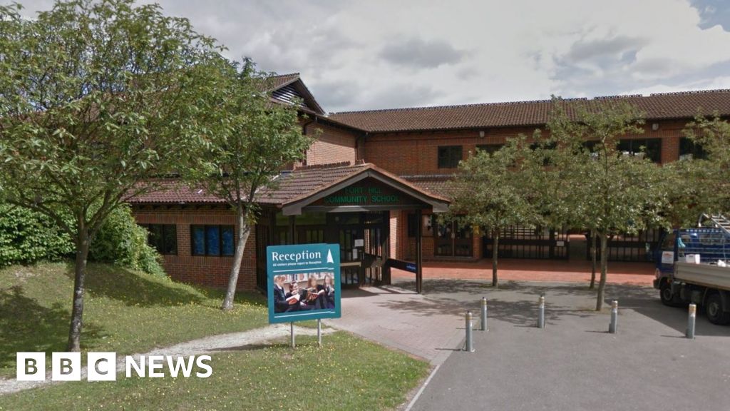 Opposition to Basingstoke school closure plans - BBC News