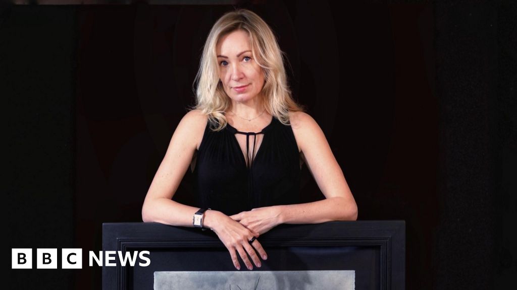 A﻿rtist's work tells story of fleeing Ukraine invasion - BBC News