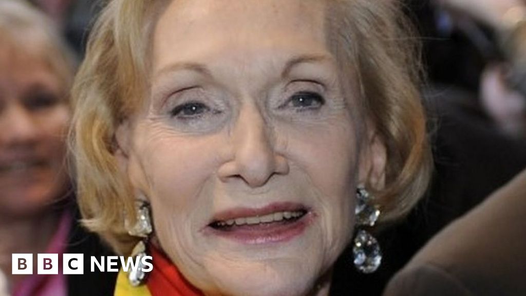 New Year Honours: Actress Sian Phillips becomes a dame - BBC News