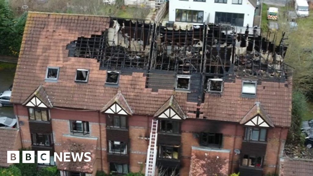 Drone footage shows fire damage to Reading flats - BBC News