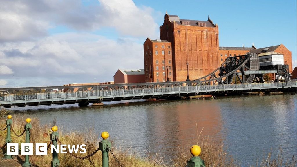 Grimsby: £5m landmark bridge restoration begins - BBC News