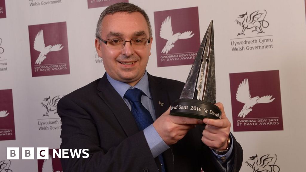 St David Awards: Peter Fuller honoured for bravery - BBC News