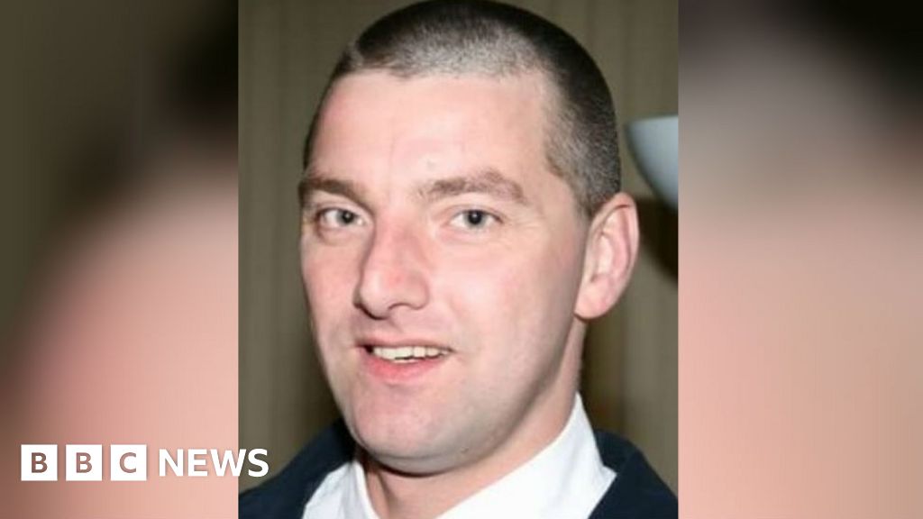 Man, 59, charged with murder over Glasgow flat death - BBC News