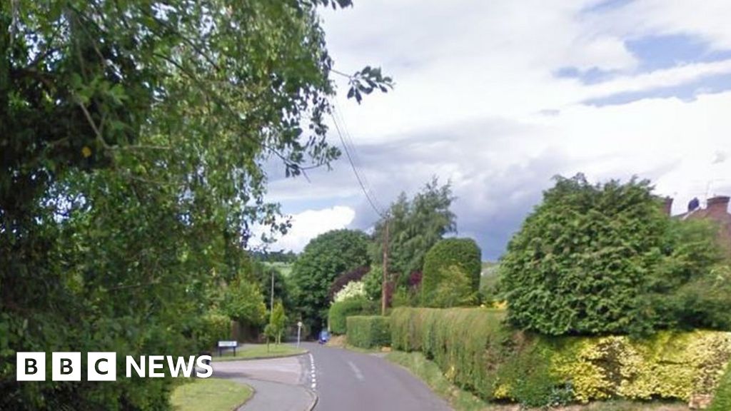 WW2 bomb discovered in Hampshire back garden - BBC News