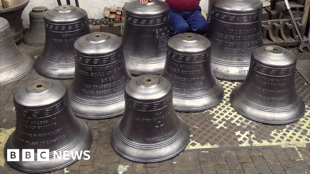 Great Dorset Steam Fair shows WW1 Ypres tribute bells - BBC News