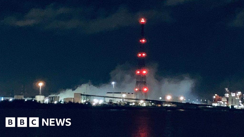 West Thurrock chemical leak: No risk to public health - BBC News