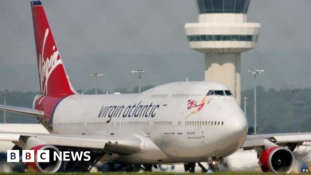 Plane fault forces temporary runway closure at Gatwick - BBC News