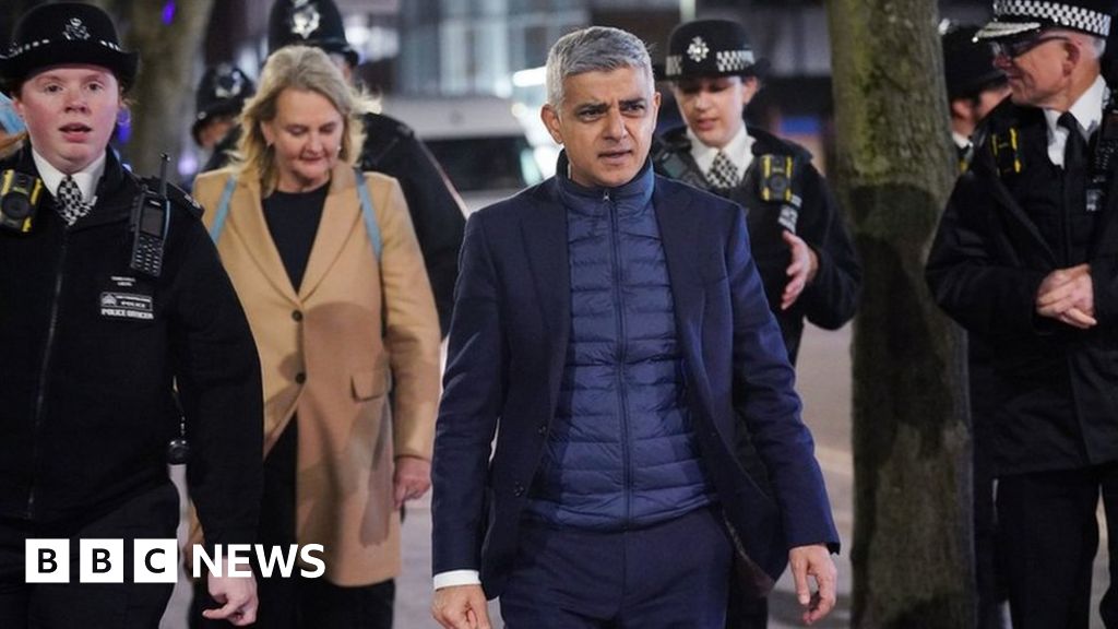 Mayor of London proposes £14.2m to rebuild Met Police trust - BBC News