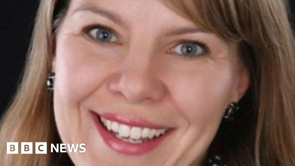 Southwest Airlines Jet Engine Explosion Leaves Woman Dead Bbc News