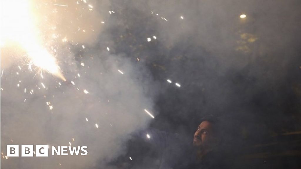 Diwali: Delhi pollution 'hits hazardous levels' - BBC News