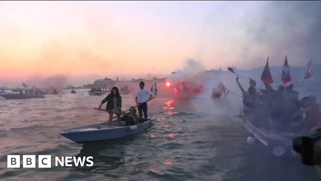 Protest Venetian style... - BBC News