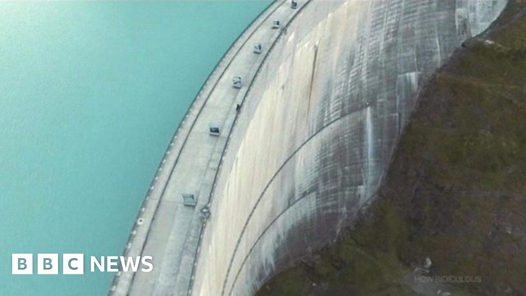 Highest basketball shot world record from top of dam - BBC News