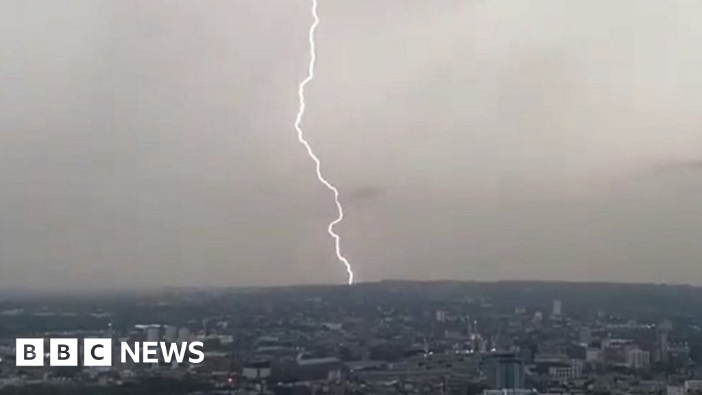 Lightning strikes over London's horizon captured - BBC News