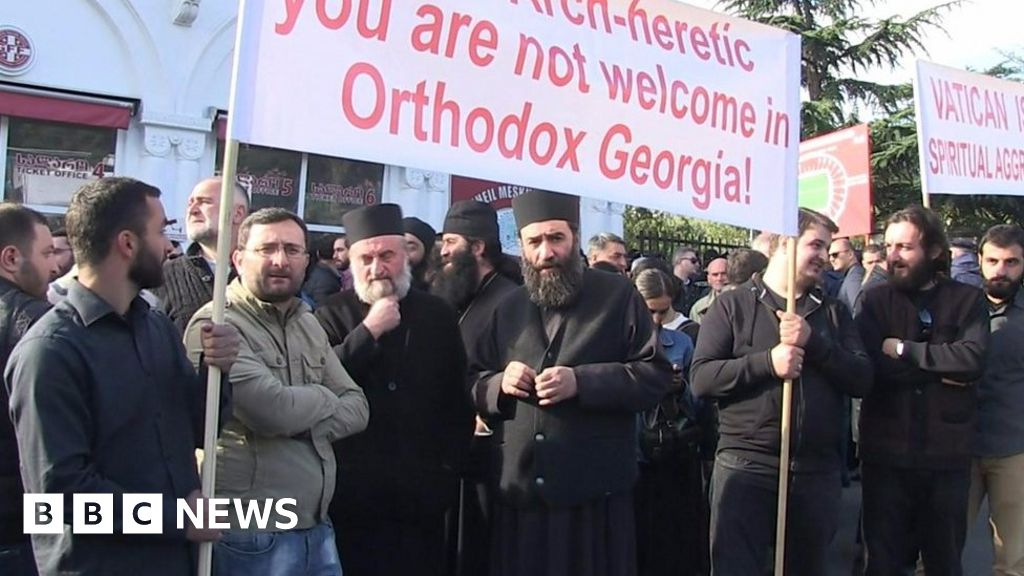 Georgia's Orthodox priests protest at Pope's visit - BBC News