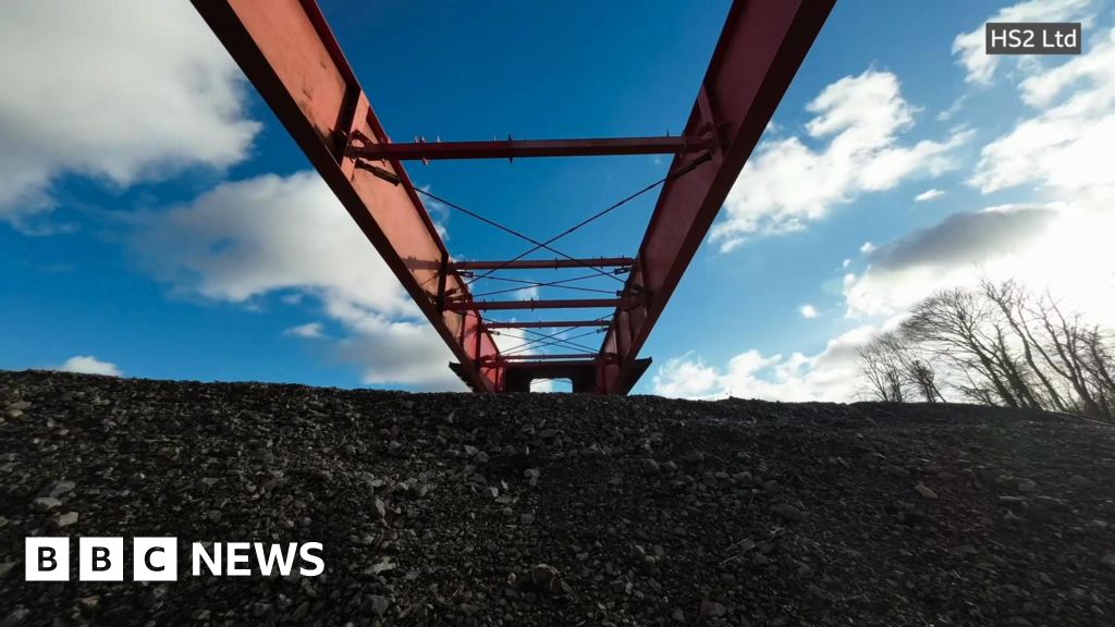 Watch: HS2 viaduct deck slide installation in Buckinghamshire - BBC News
