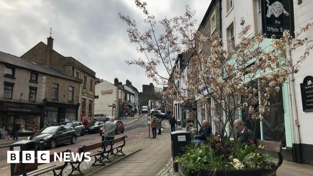 Clitheroe: Castle Street shops to stay open for £600k roadworks - BBC News