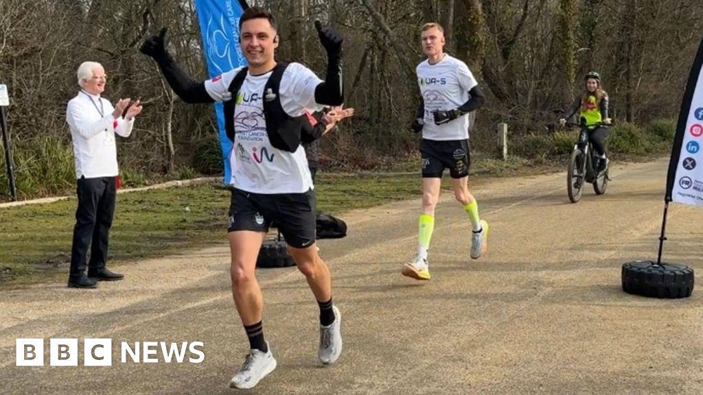 Dorset friends take on seven marathons in seven days - BBC News
