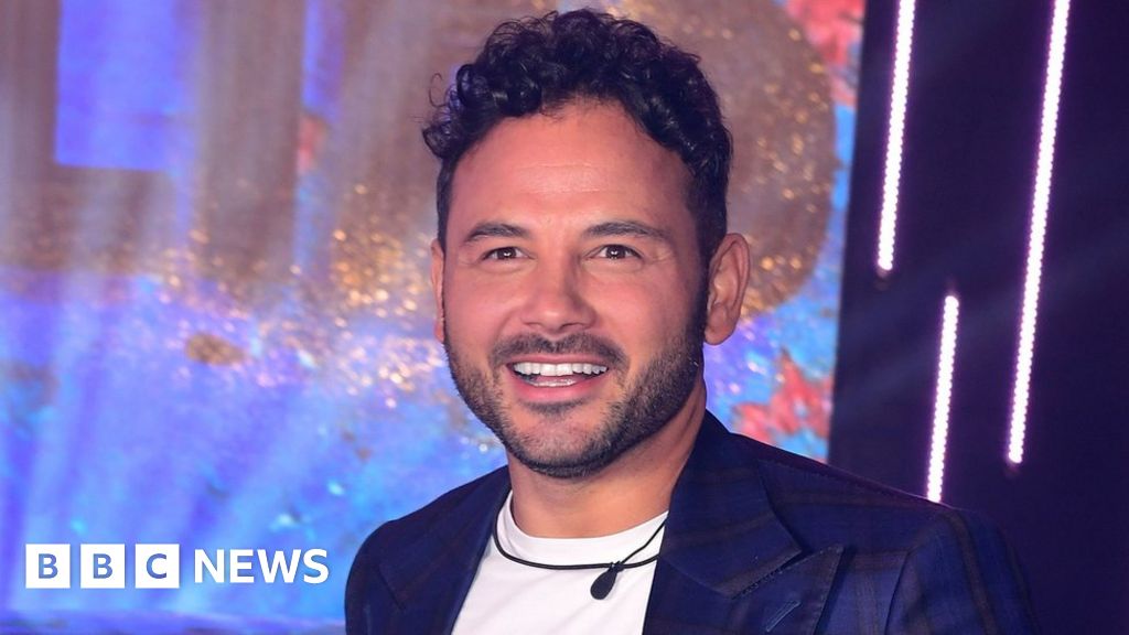 Celebrity Big Brother: Ryan Thomas named winner - BBC News