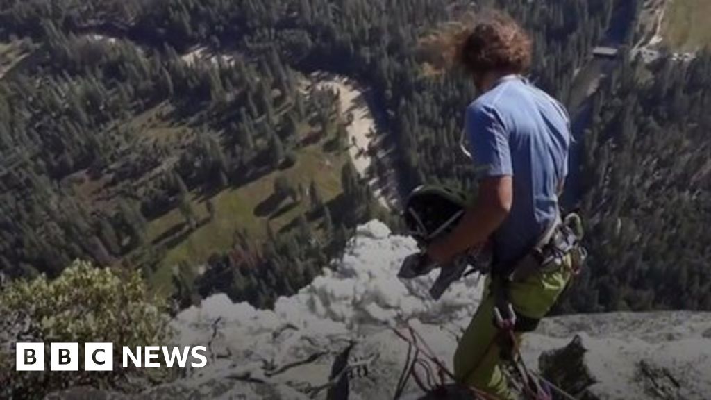 Climber films Yosemite National Park rock fall - BBC News