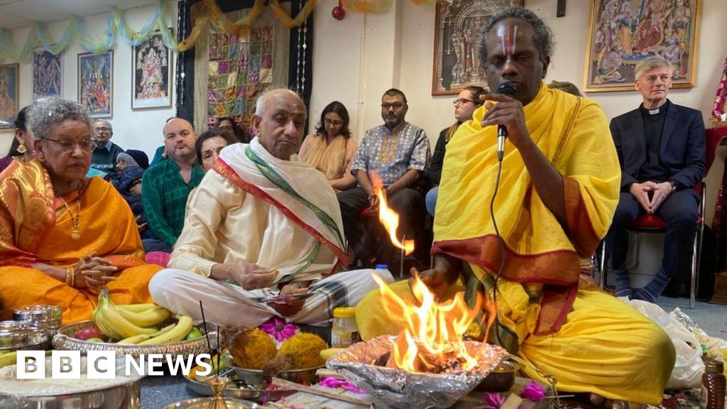 Hundreds attend opening of Swindon's new Hindu temple - BBC News