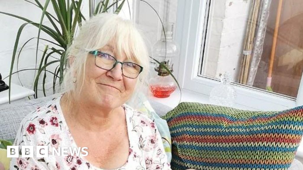 Tributes to woman who died when car went in river in Northampton - BBC News