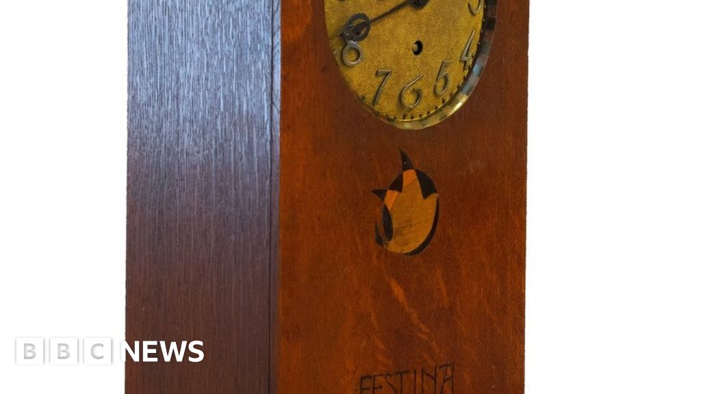 Pyghtle Clock returns to Bedford after more than 100 years - BBC News