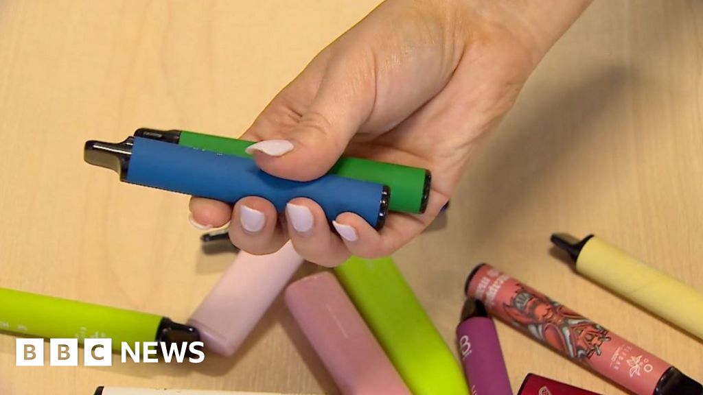 Vaping: Young people reveal fears about the habit - BBC News