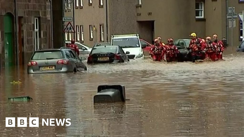 The twin threats of flooding and drought - BBC News