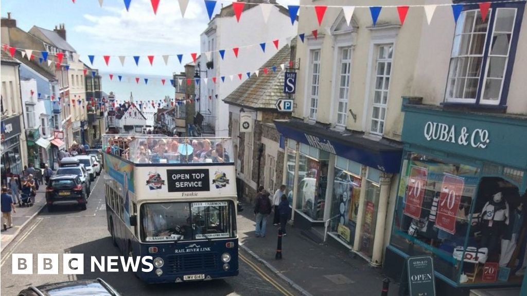Jurassic Coast open-top bus tours axed over 'verbal abuse'